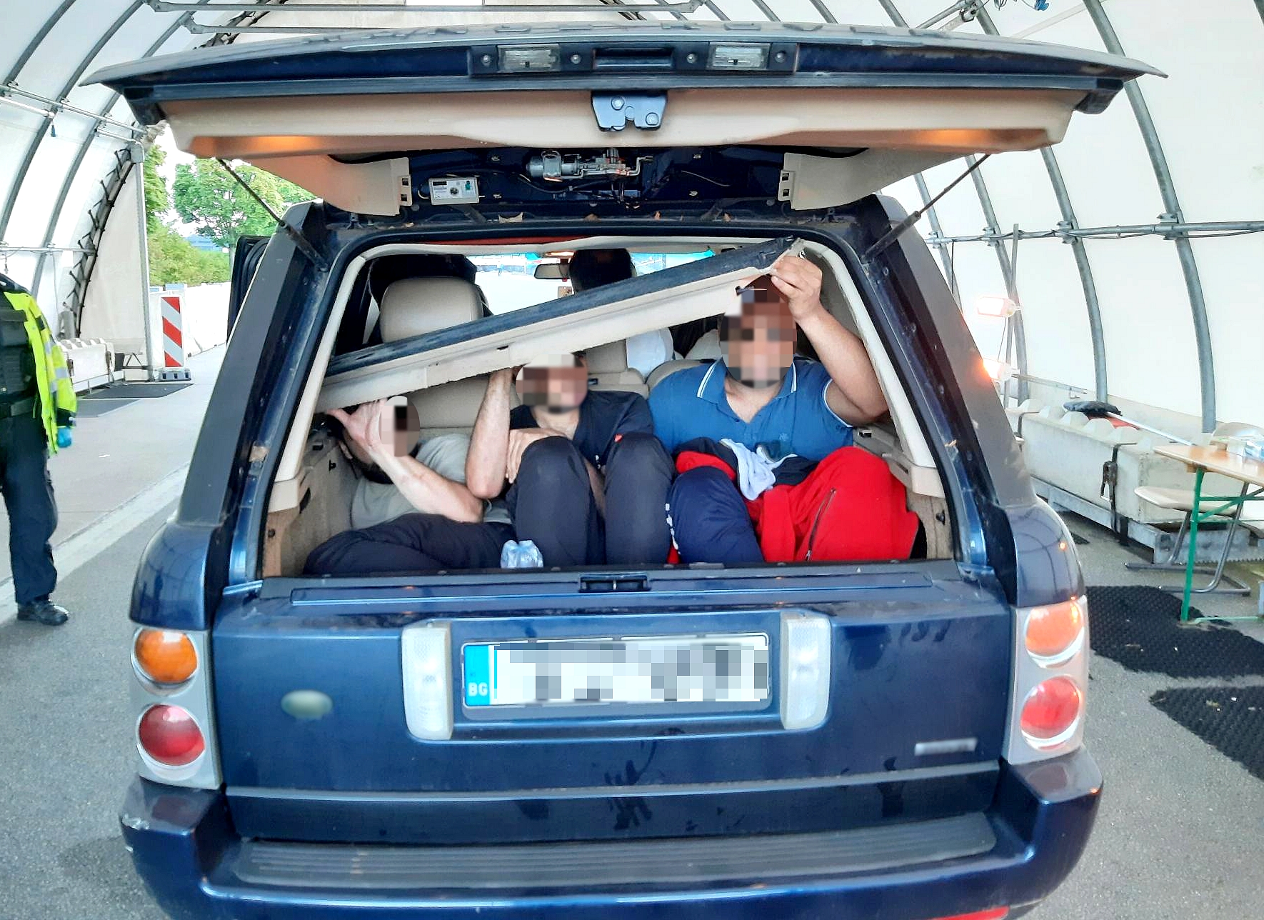 Germany: Federal Police arrests Syrian driver smuggling migrants ...